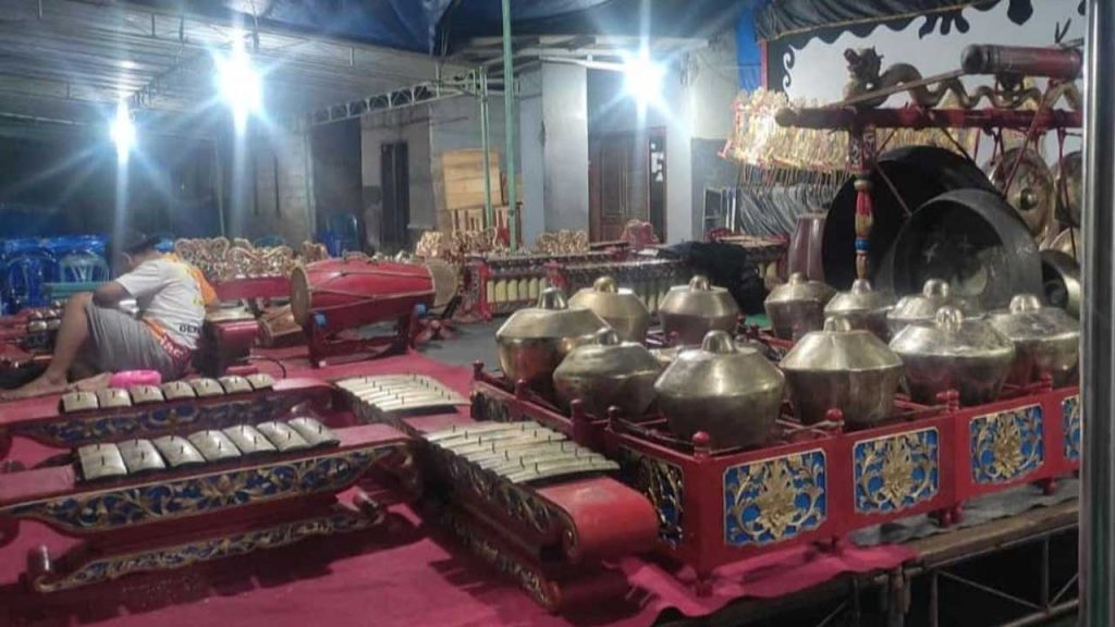Alat Musik Kenong Gamelan, Bahan, Bentuk, Dan Cara Memainkannya : Not ...