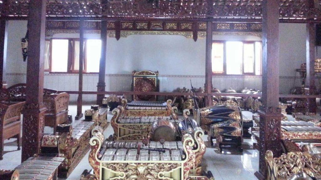 Alat Musik Kenong Gamelan, Bahan, Bentuk, Dan Cara Memainkannya : Not ...